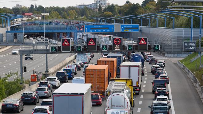 Straßenverkehr: A7 und Elbtunnel gesperrt: Staus rund um Hamburg | DIE ZEIT