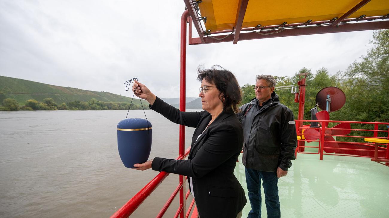 Beisetzung: Premiere – Wie eine Flussbestattung ablaufen kann | DIE ZEIT