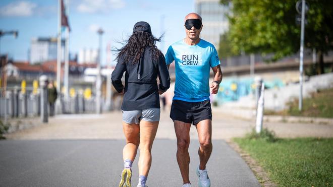 Bremer Marathon 2025: Bremer läuft Halbmarathon rückwärts mit ...