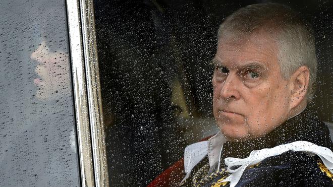 Britische Royals: "Finale Demütigung" für Andrew im Epstein-Skandal ...