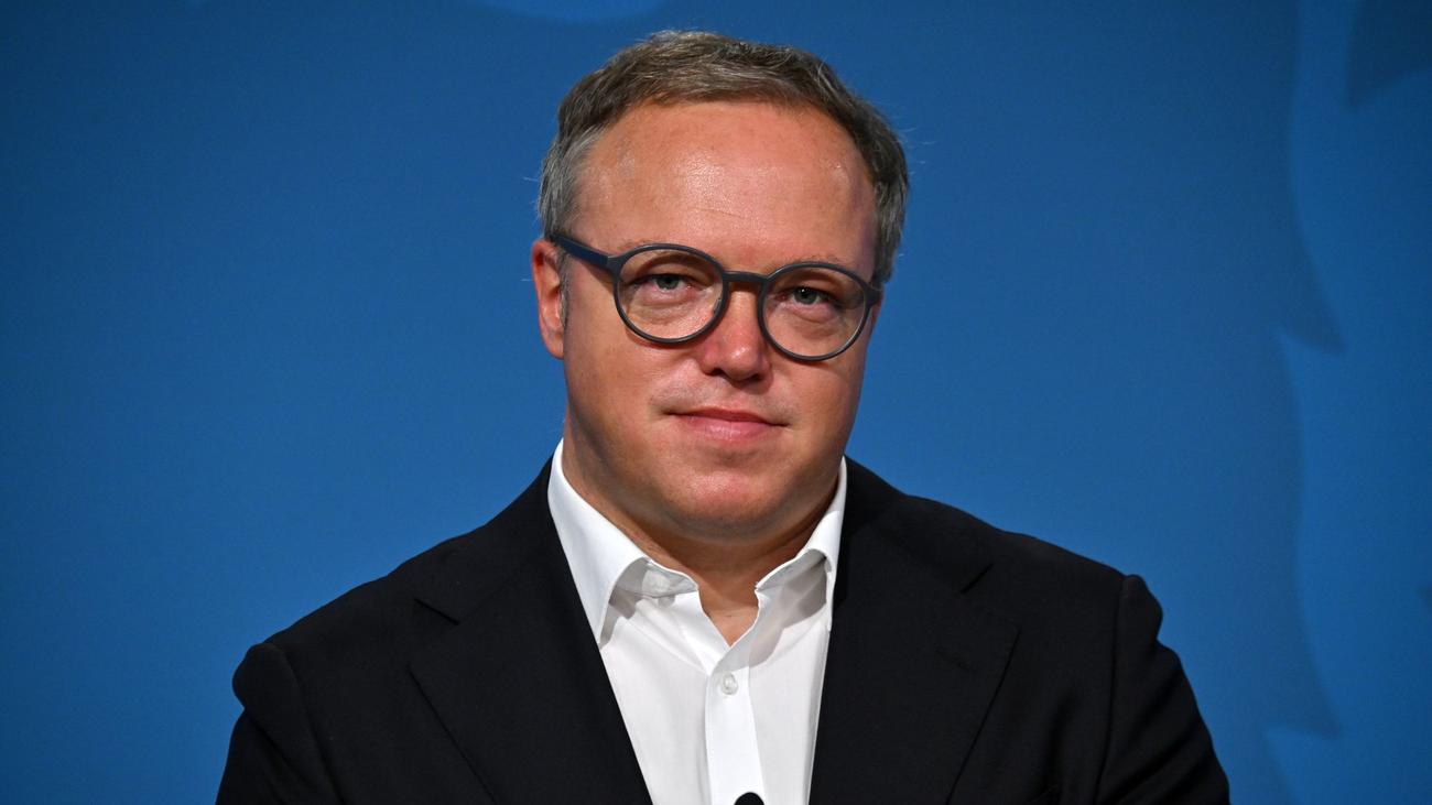 Regierungschef im Ausland: Bildung, Wirtschaft, Gedenken: Warum Voigt nach Israel reist | DIE ZEIT