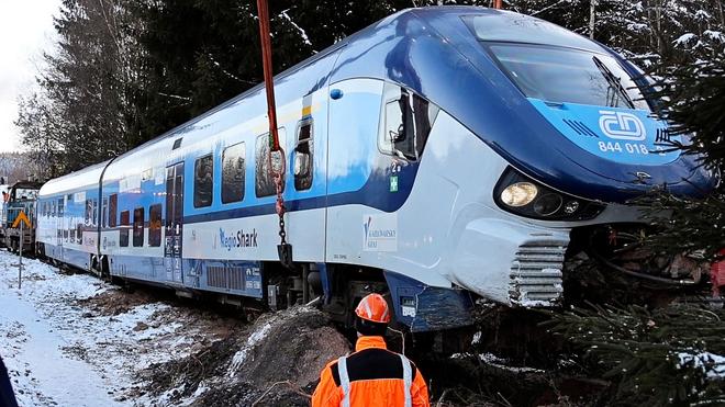 Zugunfall: Zugführer übersieht Rot-Signal - Triebwagen landet im Sand ...