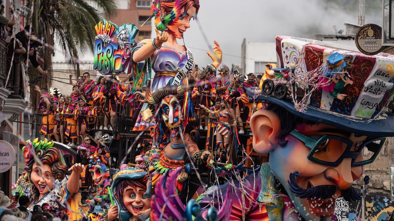 Brauchtum: Tausende Menschen feiern farbenfrohen Karneval in Kolumbien ...
