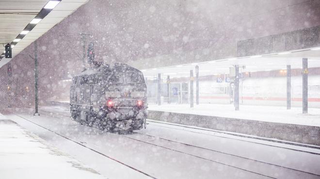 Sturmtief: "Elli" bringt Schneechaos - Fernverkehr soll wieder laufen ...