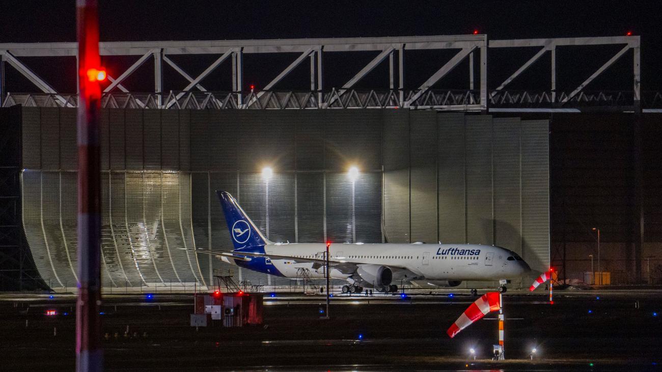 Winterwetter: Winterwetter: Flugbetrieb in Frankfurt läuft zunächst ...
