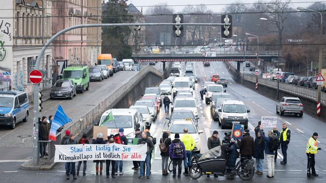 Klimaschutz-Proteste: Straßenblockade für den Klimaschutz in Dresden ...
