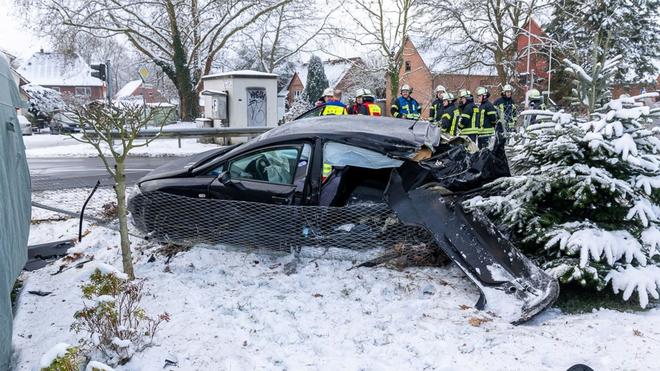 Unfall auf Bahngleisen: Auto kollidiert mit Zug - verletzter Fahrer ...