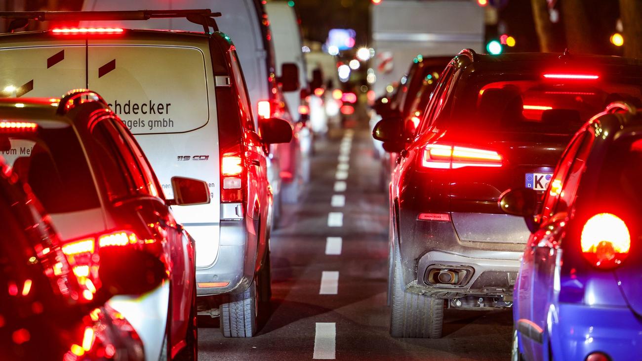Verkehr: NRW ist "Staukönig" – Opposition wirft Wüst Versagen vor | DIE ...