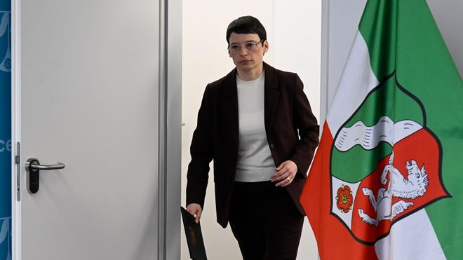 Aufarbeitung nach Rücktritt: Solingen-Ausschuss: Opposition fordert ...