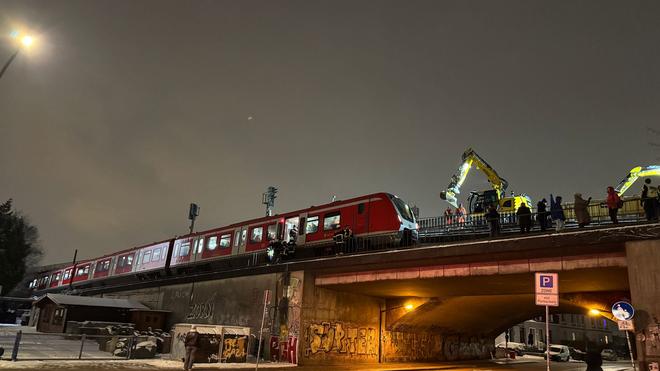 Wegen technischem Defekt: S-Bahn-Züge bleiben in Hamburg auf freier ...
