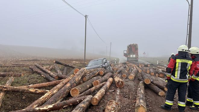 Oberbayern: Holzstämme fallen von Laster auf Auto - Insassen unverletzt ...