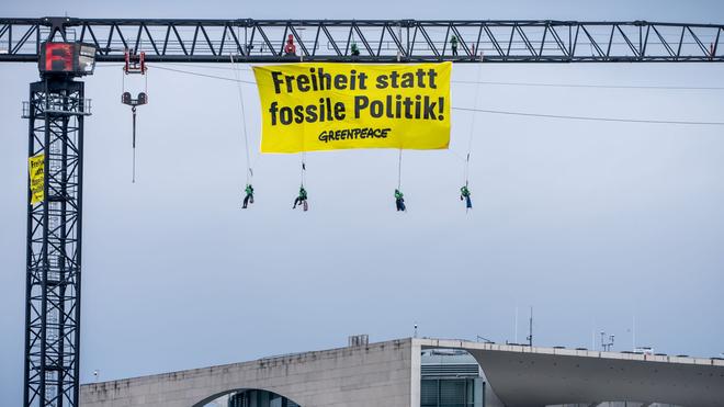 Klimaschutz: Greenpeace protestiert mit Kran-Aktion am Kanzleramt | DIE ...