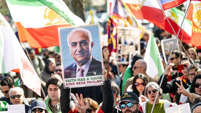 Iran-Krieg: Demonstrationen zum Besuch von Schah-Sohn Pahlavi in Berlin ...