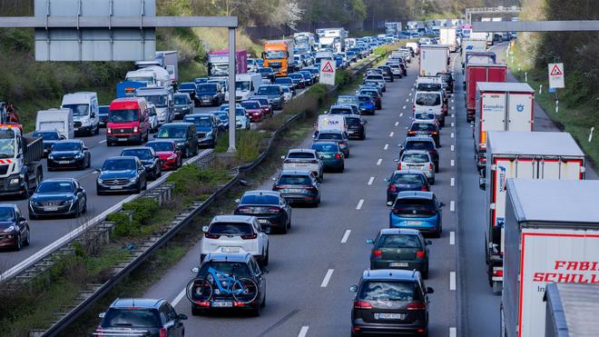 Verkehr: Auf diesen Autobahnen wird es am langen Wochenende voll | DIE ZEIT