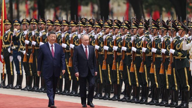 Nach Trump-Besuch: Xi und Putin betonen Freundschaft in Peking | DIE ZEIT