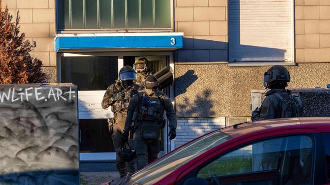 Spezialeinsatzkommando: Razzia im Rocker-Milieu - Durchsuchungen in ...