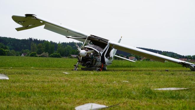 Flugzeugunfall: Ultraleichtflugzeug stürzt nach Start ab – zwei ...