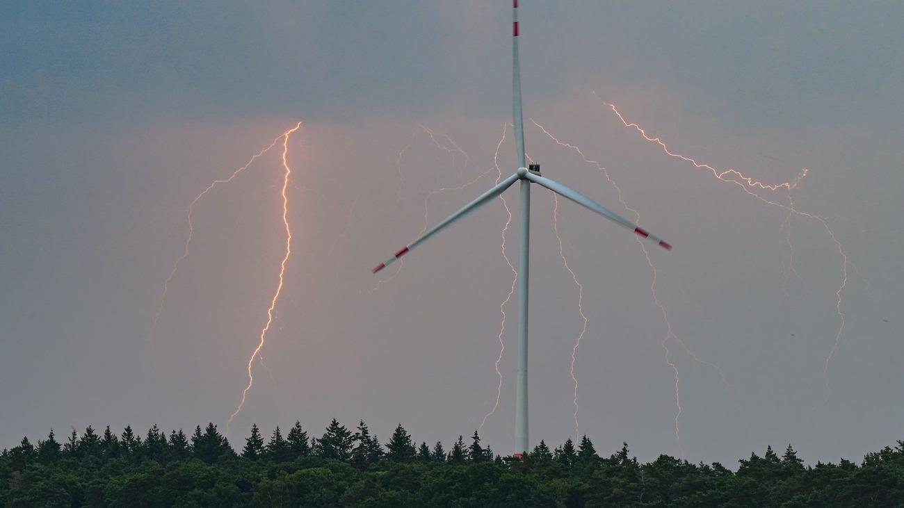 Wetter im Norden: Dunkle Gewitterwolken über Norddeutschland | DIE ZEIT