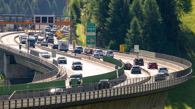 Demonstration: Nach der Totalsperre: Der Verkehr fließt über den Brenner
