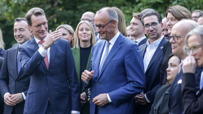 Union und Merz im Umfragetief: Knappe Umfrage-Mehrheit: Kanzlertausch ...