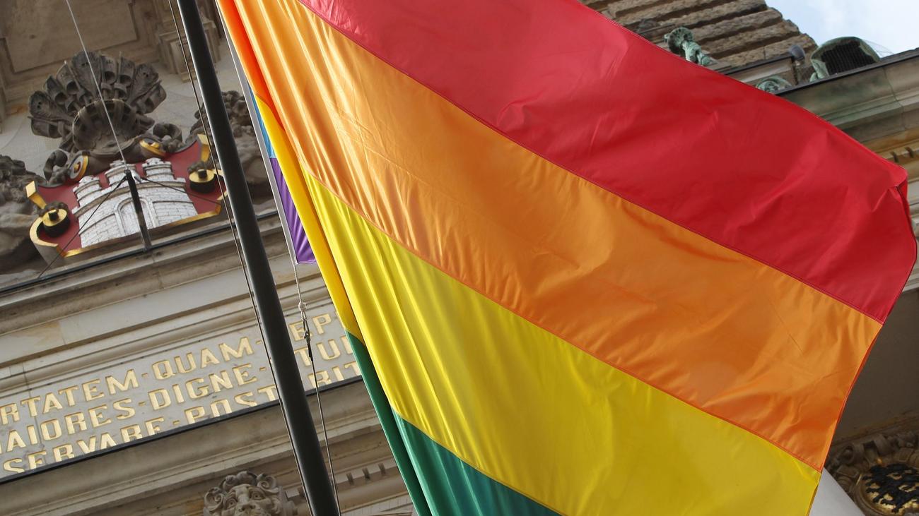 Streit: Aschaffenburg hisst Flaggen zum CSD - aber nicht am Rathaus ...