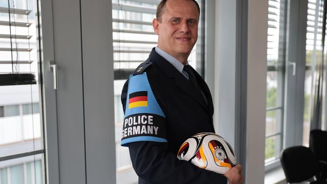 Solo, aber keine One-Man-Show: Ein Polizist aus NRW auf WM-Mission in ...