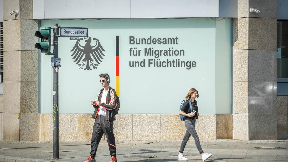 Migrationsbericht: Zahl der Zuzüge nach Deutschland stieg 2021 deutlich ...
