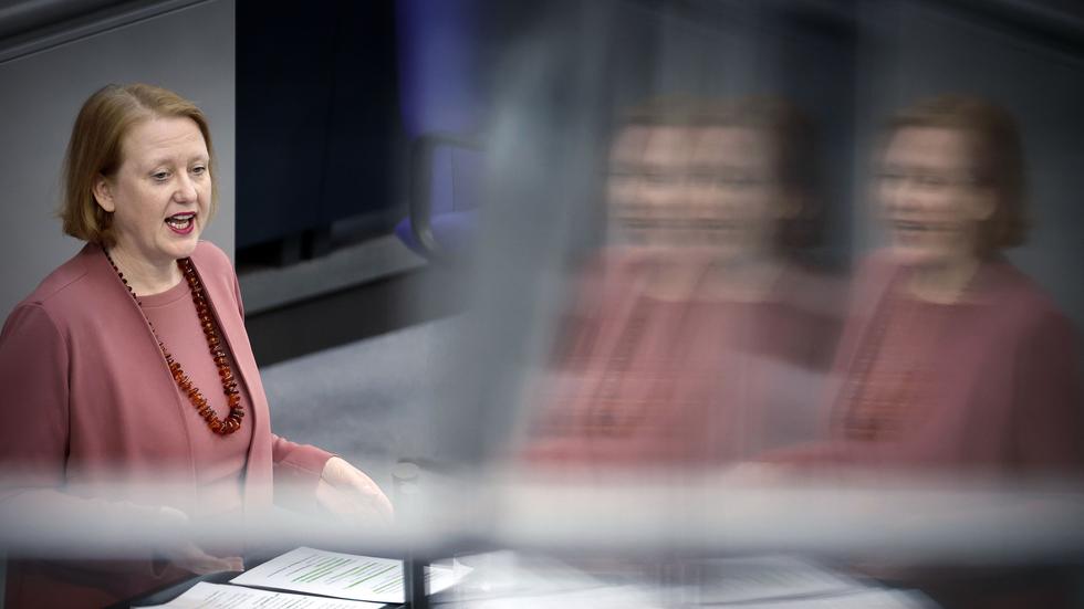 Leistung für Familien: Lisa Paus weist FDP-Vorschlag zum Elterngeld ...