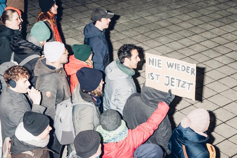 Friedrich Merz: Merz lacht, er prustet fast | DIE ZEIT