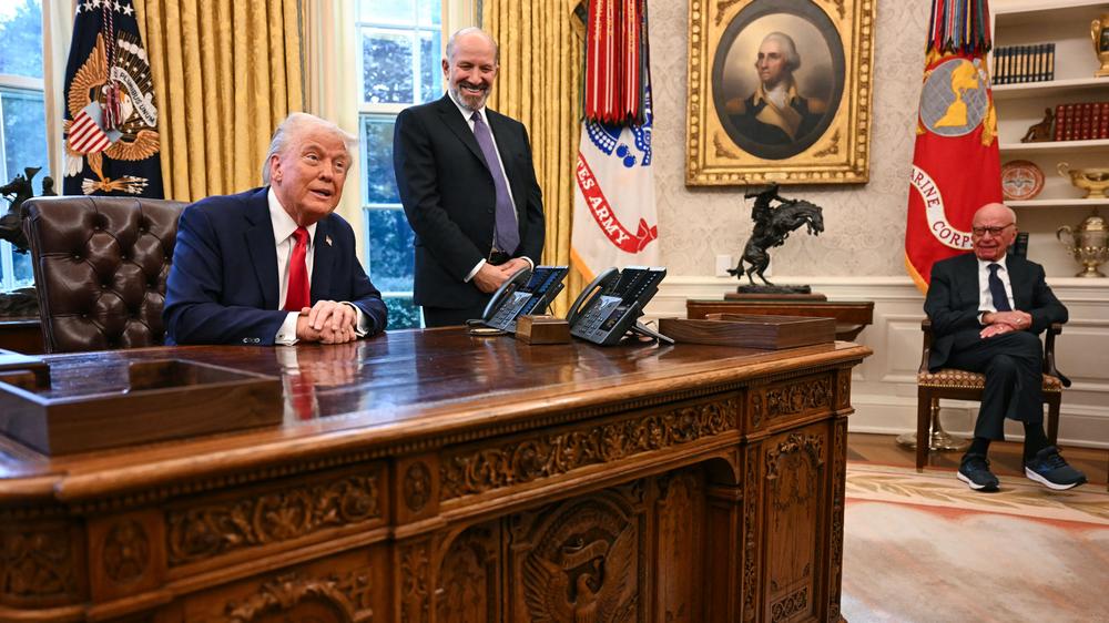 Fall Jeffrey Epstein: Anfang Februar traf Rupert Murdoch (rechts) Donald Trump noch im Oval Office. Nun hat der US-Präsident den Medienunternehmer sowie dessen Zeitung "The Wall Street Journal", die Nachrichtenagentur Dow Jones sowie zwei "Journal"-Reporter verklagt.