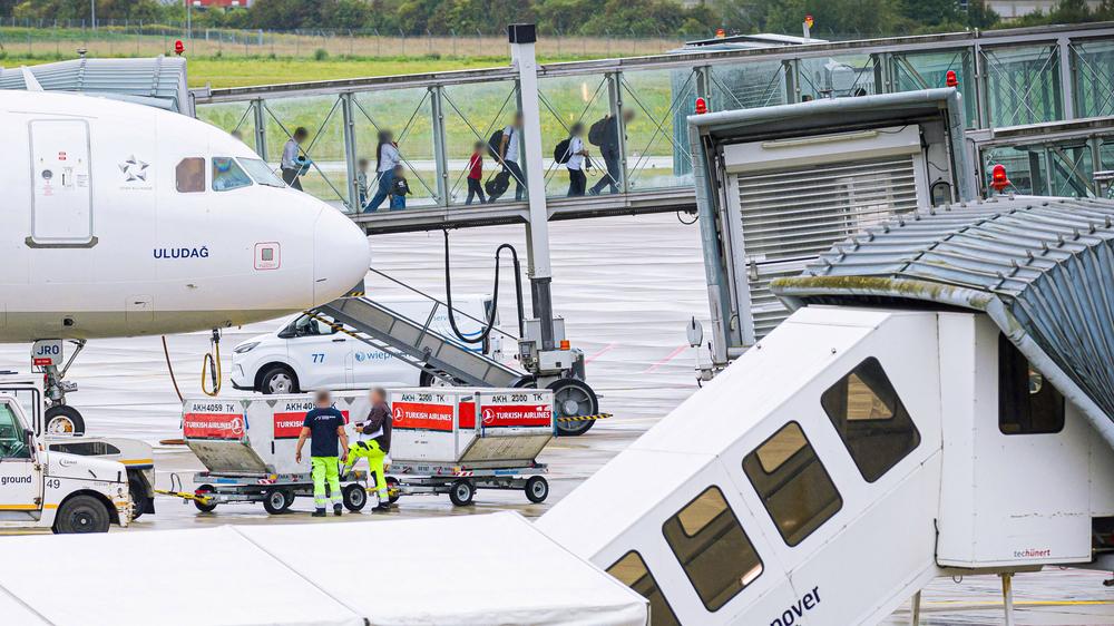 Bundesaufnahmeprogramm Afghanistan: Weiterer Flug mit Afghanen in Deutschland erwartet | DIE ZEIT