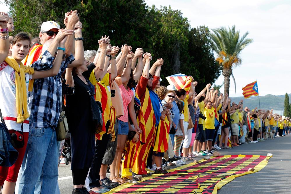 Fotos aus Spanien: Katalanen Hand in Hand | DIE ZEIT