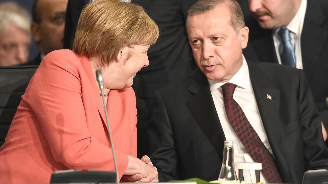 Recep Tayyip Erdoğan: Merkel beklagt Entwicklung in der Türkei | DIE ZEIT