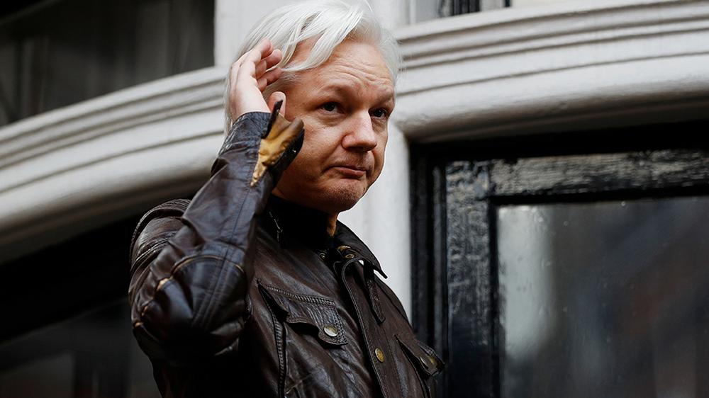 Julian Assange: Julian Assange: