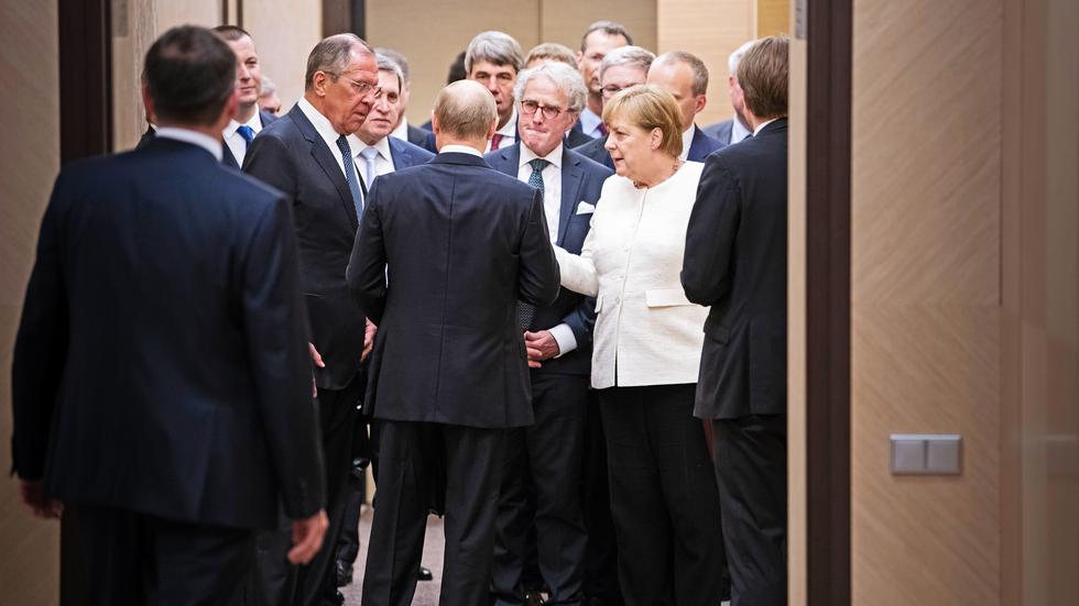 Angela Merkel und Wladimir Putin: Immer auf der Hut | ZEIT ONLINE