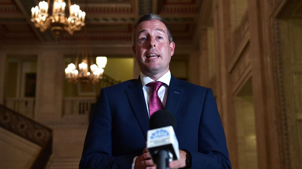 Paul Givan: Nordirlands Regierungschef kündigt Rücktritt an | ZEIT ONLINE