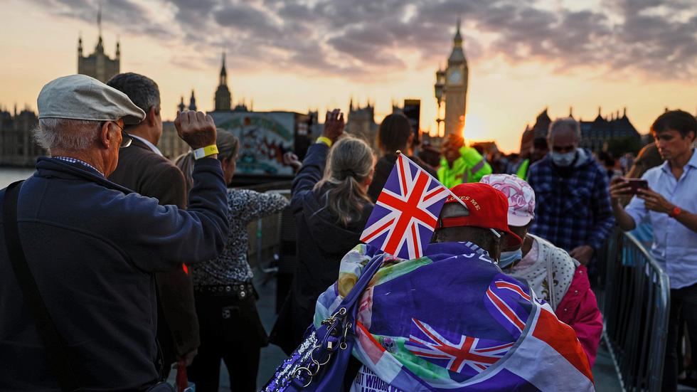 Queen Elizabeth II: Kein Zug der Trauer, sondern der Dankbarkeit | ZEIT ...