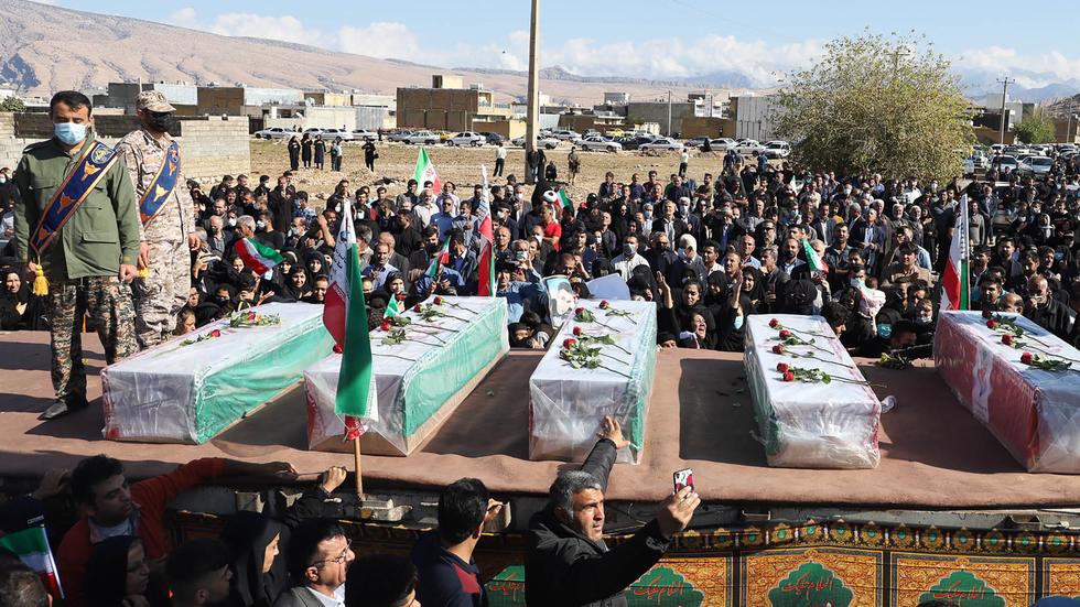 Iran : Beerdigung junger Iraner führt erneut zu Protesten | ZEIT ONLINE