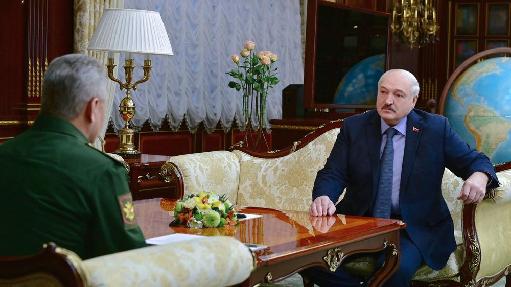 Ukraine-Überblick: Lukaschenko will russische Sicherheitsgarantien, Angriffe auf Bachmut | DIE ZEIT