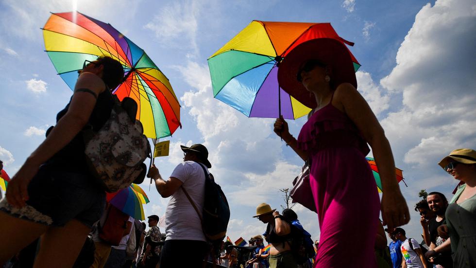 Queerfeindlichkeit: Ungarn verhängt Rekordstrafe für Buchhandlung wegen ...