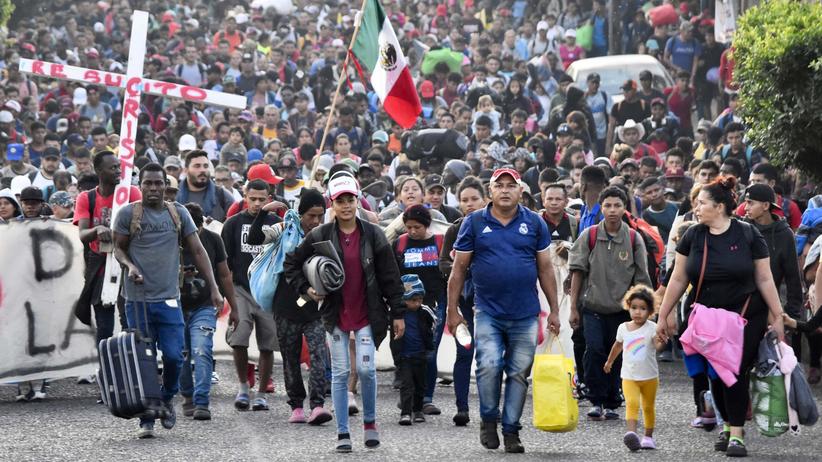 Migration: Zahlreiche Menschen warten an den Grenzübergängen in die USA ...