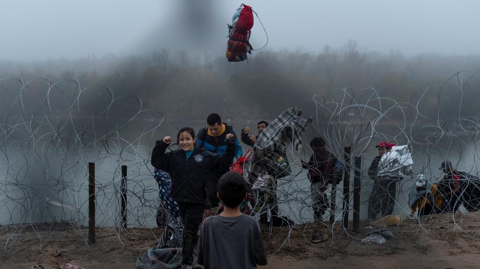 Migration: Zahlreiche Menschen warten an den Grenzübergängen in die USA ...