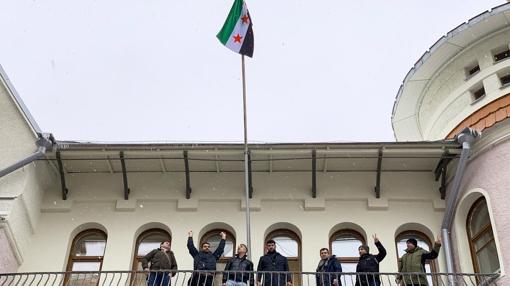 Syrien: Über vielen syrischen Botschaften weht die Flagge der Rebellen ...
