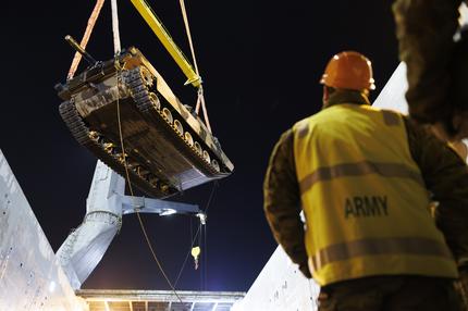 Ein M1A1 Abrams-Kampfpanzer der australischen Armee, der an die Ukraine ausgeliefert werden soll, wird auf ein Schiff verfrachtet. Im