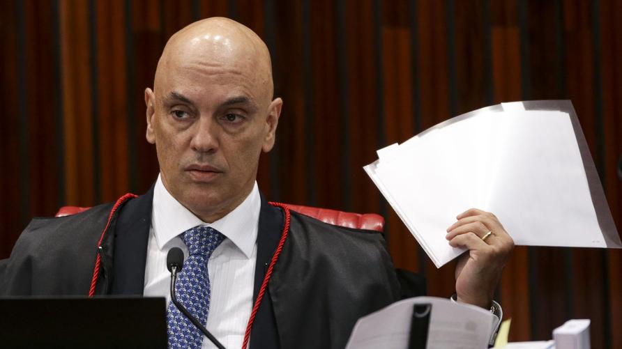 Brasilien: Alexandre de Moraes, Präsident des Obersten Wahlgerichts von Brasilien, während des Verfahrens gegen Ex-Präsidenten Bolsonaro. Dem ehemaligen rechten Staatschef ist wegen Amtsmissbrauchs sein passives Wahlrecht für acht Jahre entzogen worden. (zu dpa: «Oberstes Gericht zieht Geldbuße von X und Starlink in Brasilien ein») 30.06.2023 Brasília
