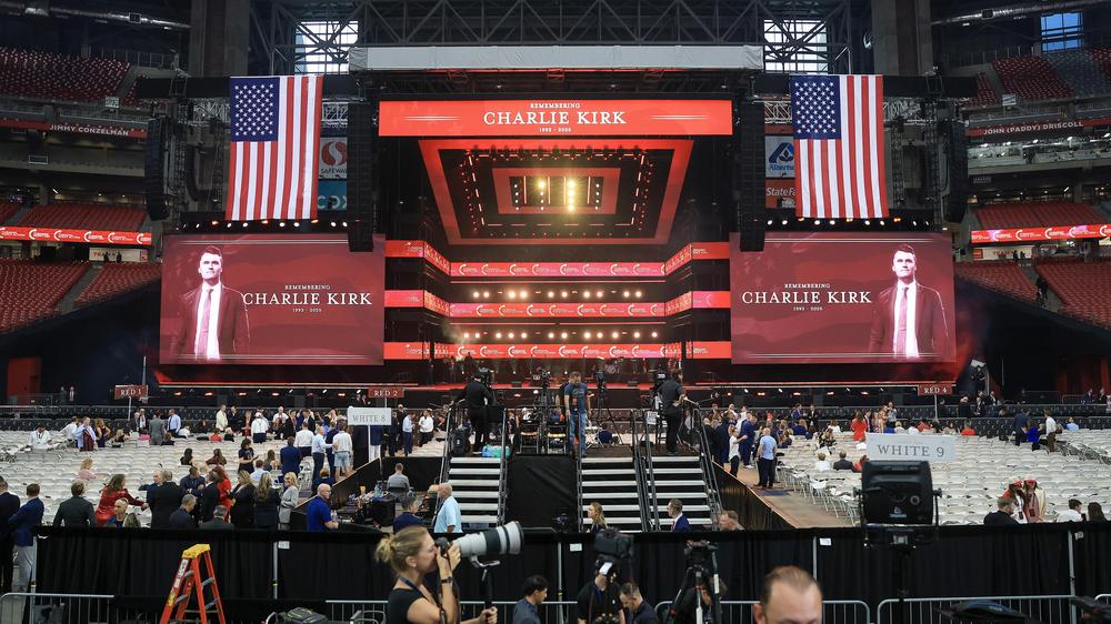 USA: Zehntausende versammeln sich für Kirk-Gedenkfeier | DIE ZEIT