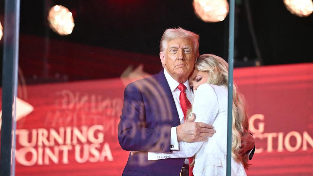 Charlie Kirk: Donald Trump und Erika Kirk beenden Gedenkfeier gemeinsam ...