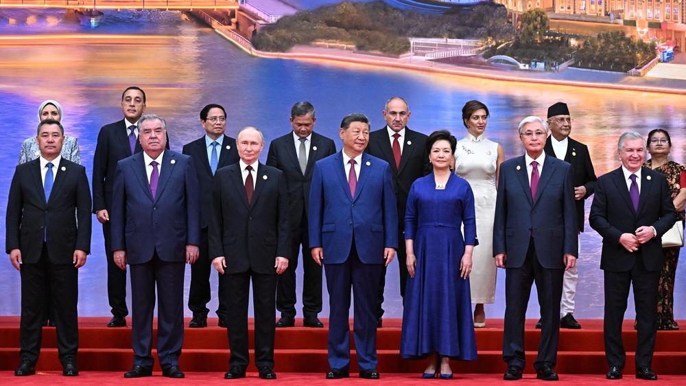 SCO-Treffen in Tianjin: Xi Jinping nennt Weltordnung "chaotisch und verschlungen" | DIE ZEIT