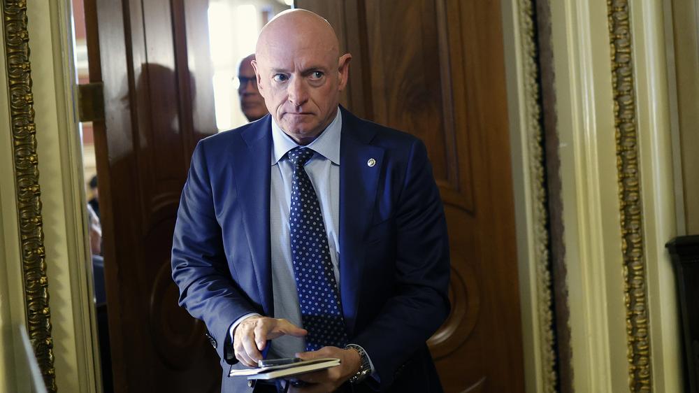 Trump-Regierung: US-Verteidigungsministerium droht Demokrat Mark Kelly ...