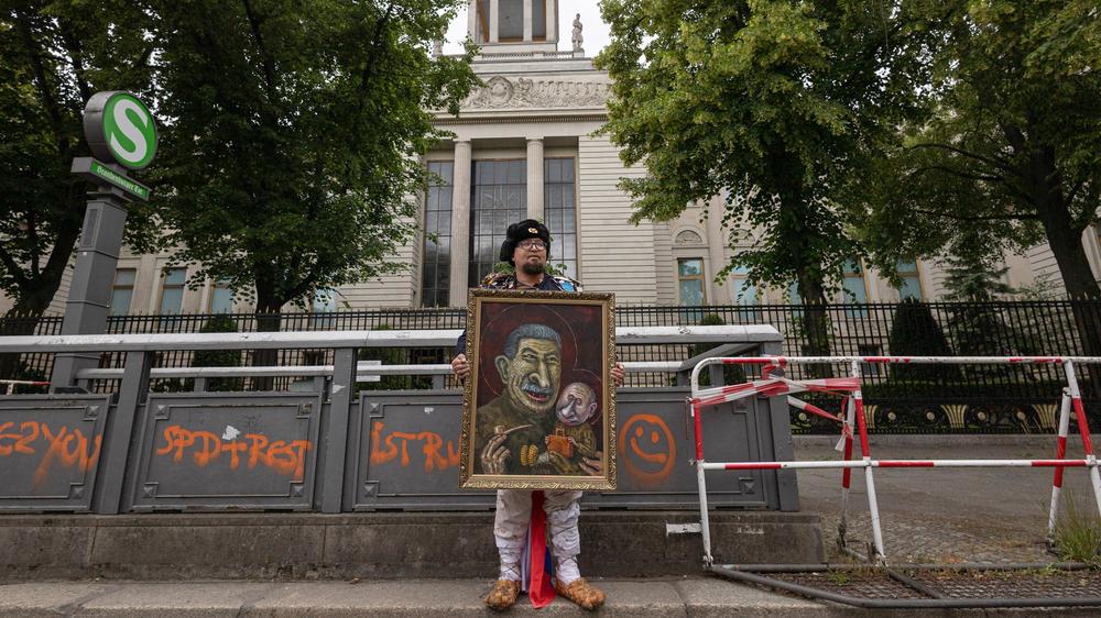 Putin-Kritiker: Russischer Künstler Semyon Skrepetsky in Polen ...